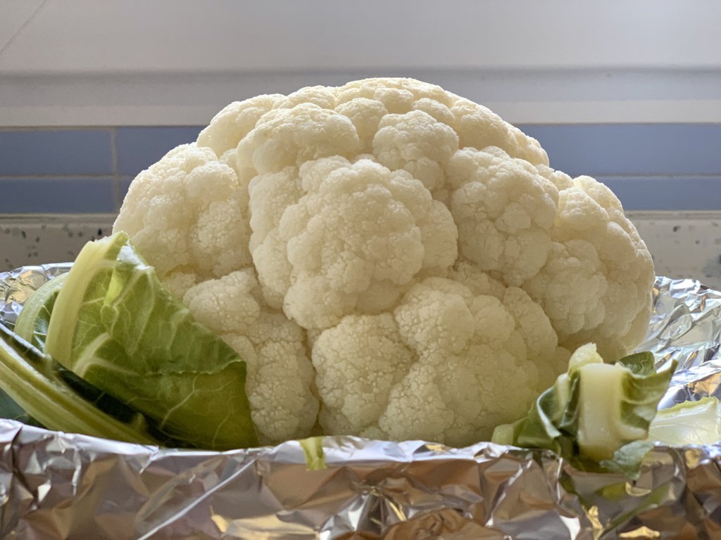 Receta de coliflor asada con salsa verde de tahini - La Mesa Habla