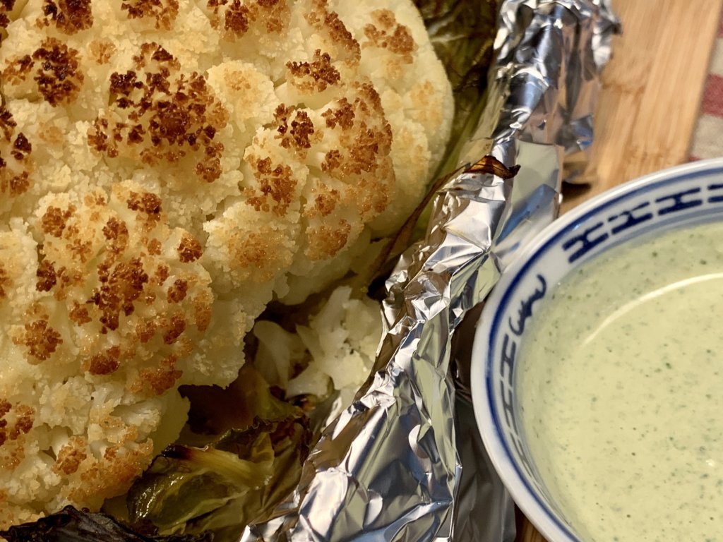 Receta de coliflor asada con salsa verde de tahini - La Mesa Habla
