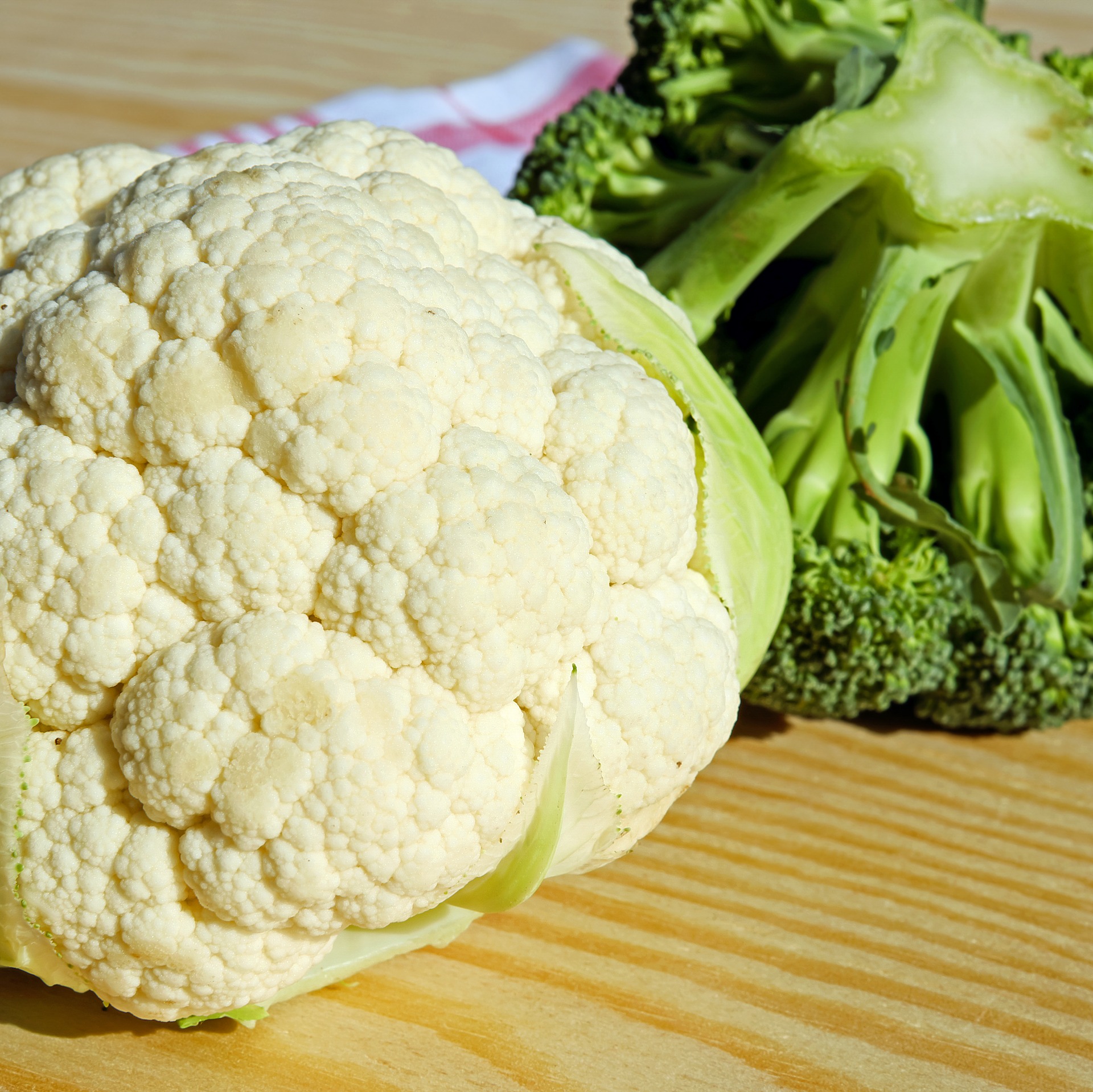 Receta de coliflor asada con salsa verde de tahini - La Mesa Habla