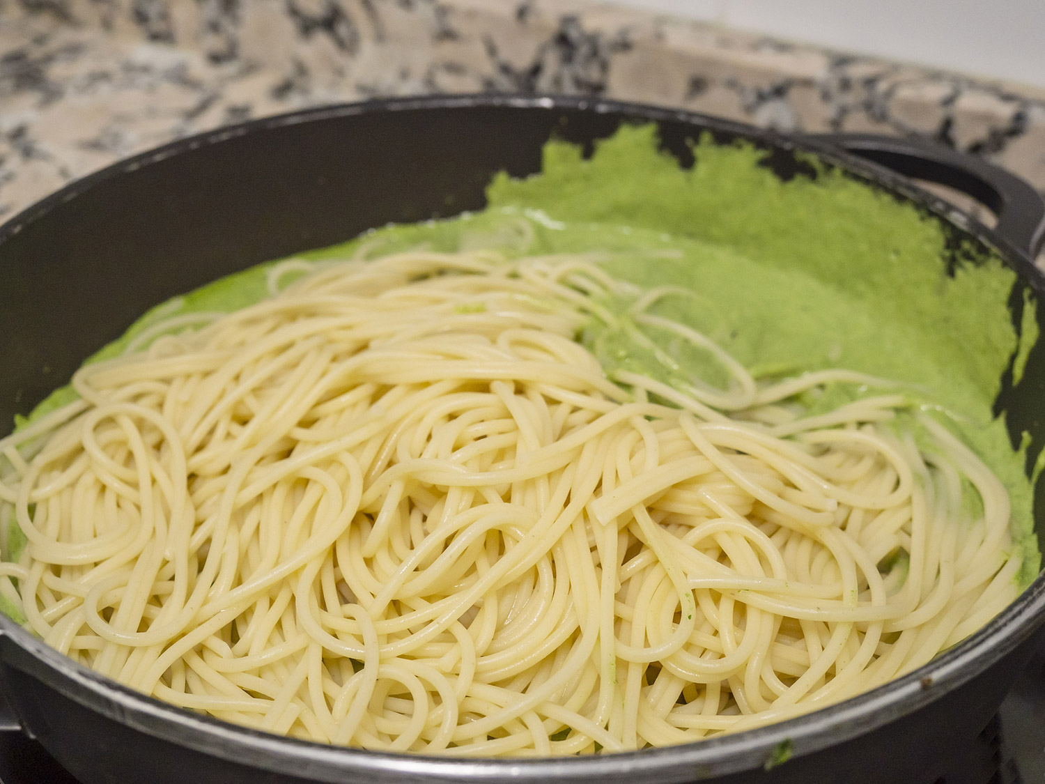 Tallarines verdes con empanizado de pollo, una receta peruana - La Mesa ...