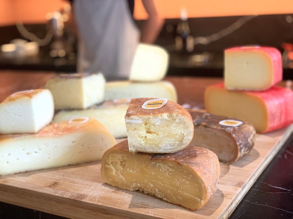 Quesos DOP Mahón–Menorca: sabor al cuadrado - La Mesa Habla