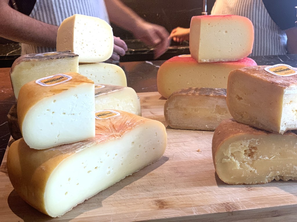 Quesos DOP Mahón–Menorca: sabor al cuadrado - La Mesa Habla